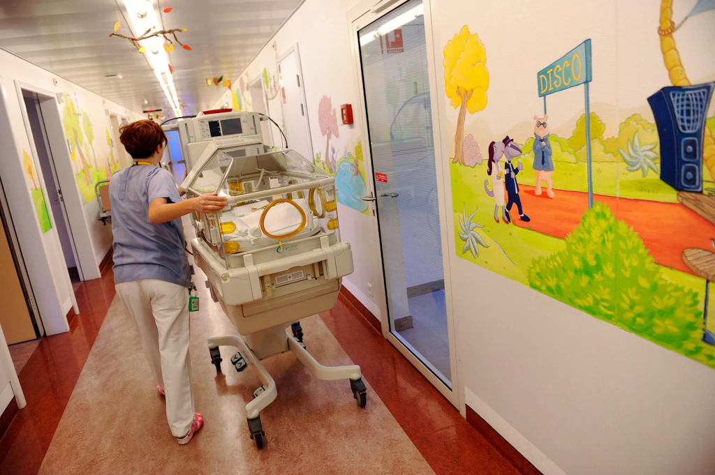 Epidemia di bronchiolite nei bimbi, è allarme negli ospedali d'Oltralpe