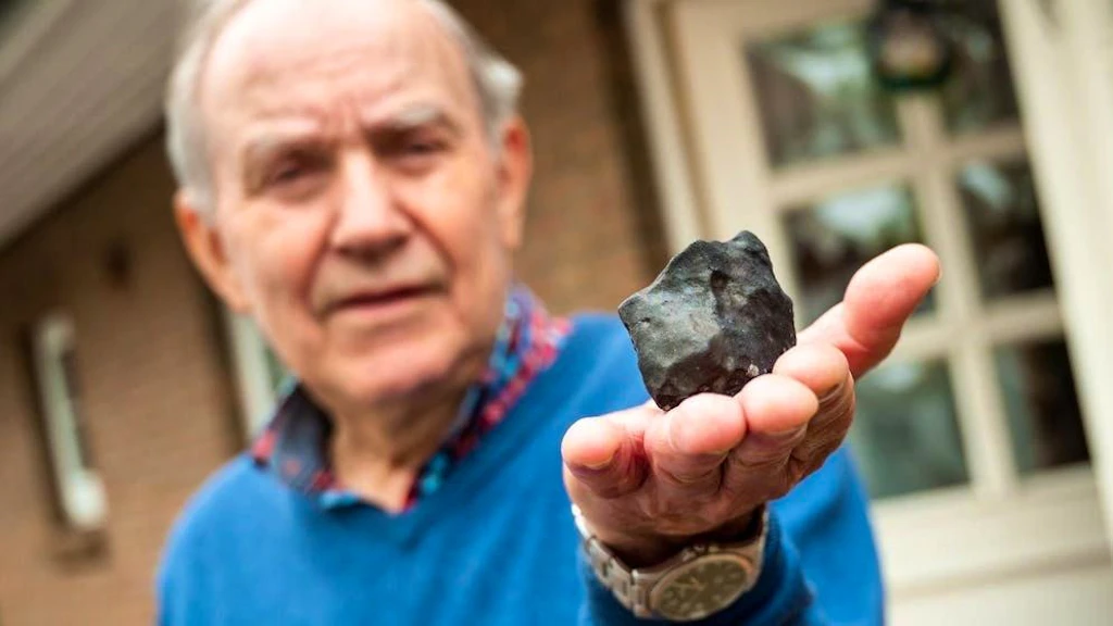 Un meteorite atterra nel loro giardino, ora stanno per diventare ricchi