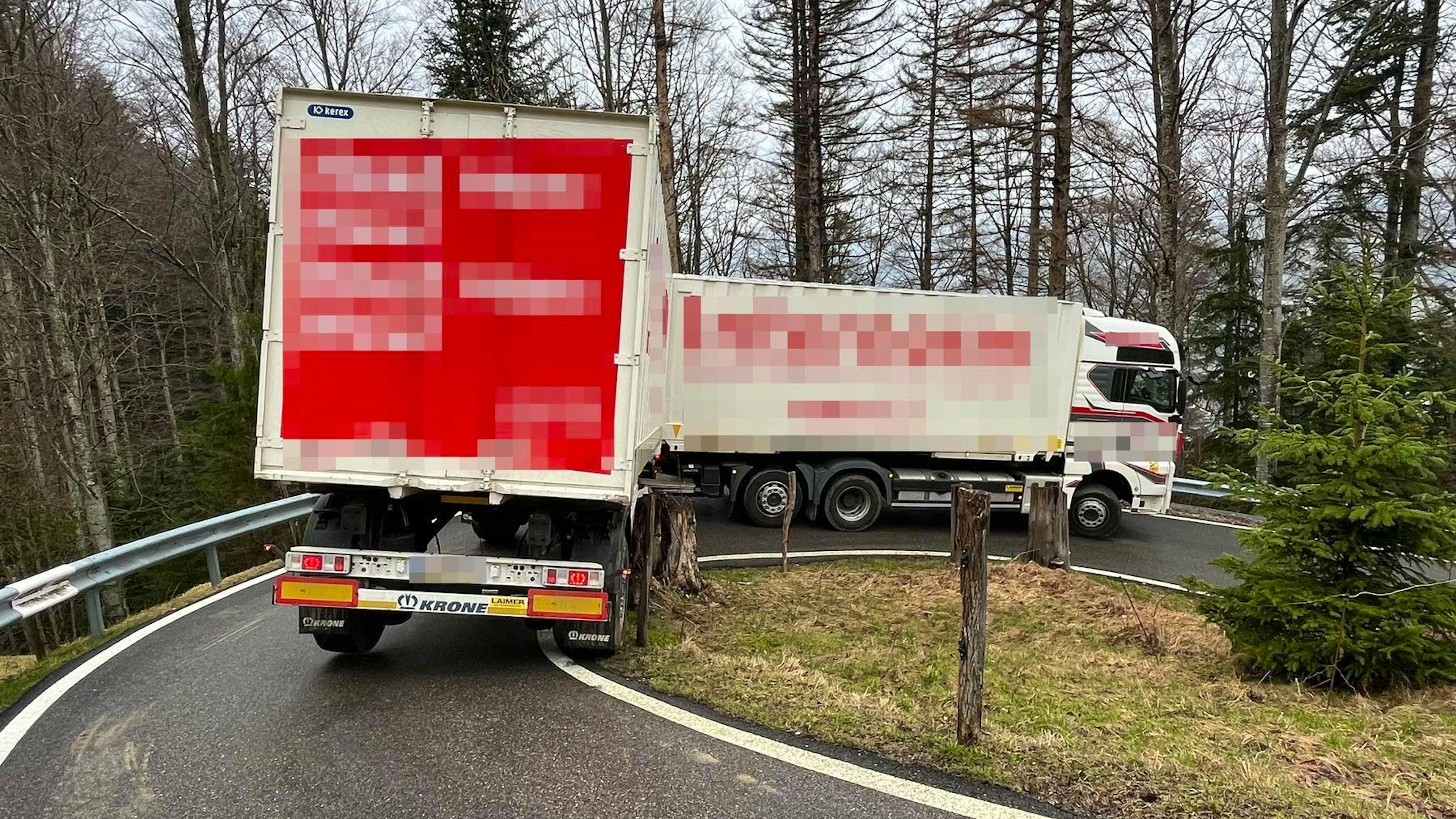 Camion ignora il divieto di circolazione e rimane bloccato sulla strada ...