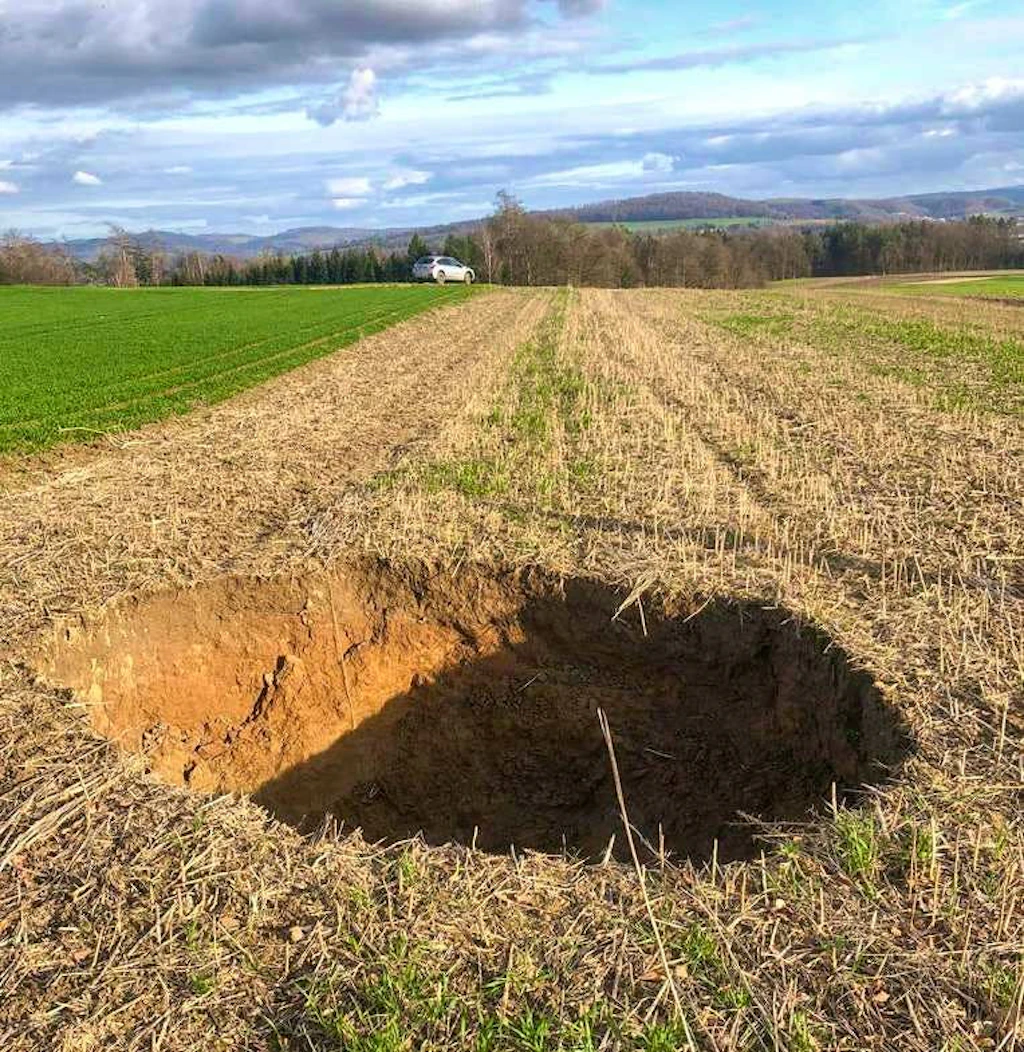 Un misterioso buco nel terreno si apre in un comune argoviese