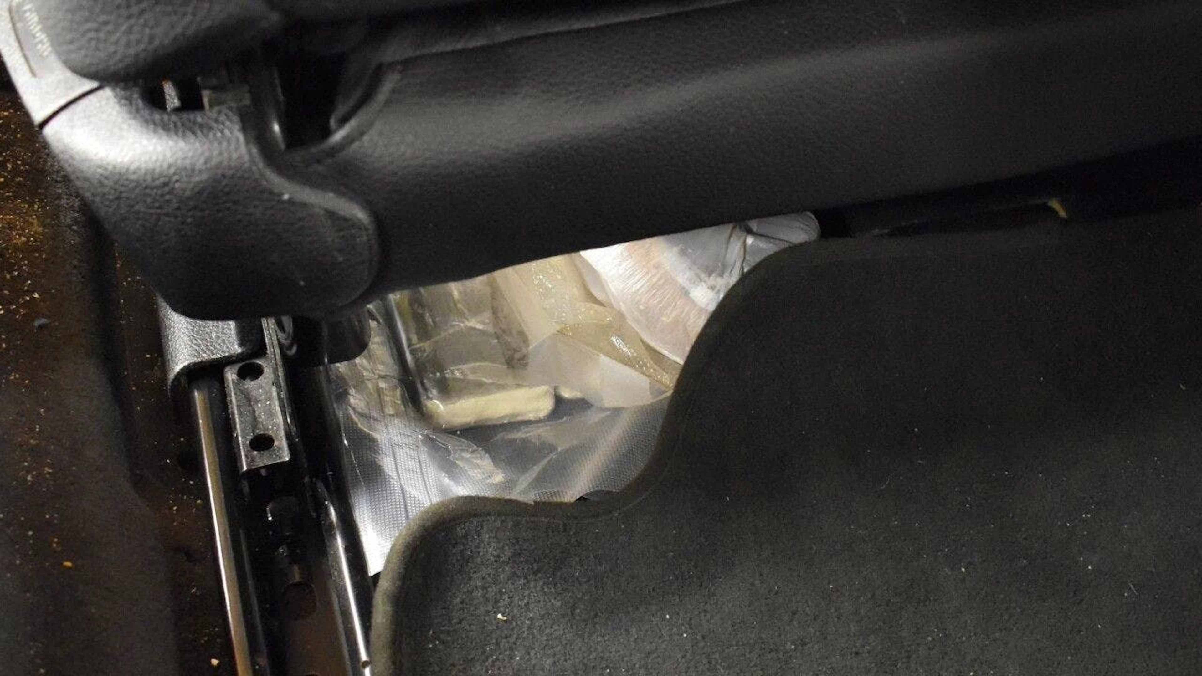 Trovato un chilo di droga in un'auto alla dogana di Au