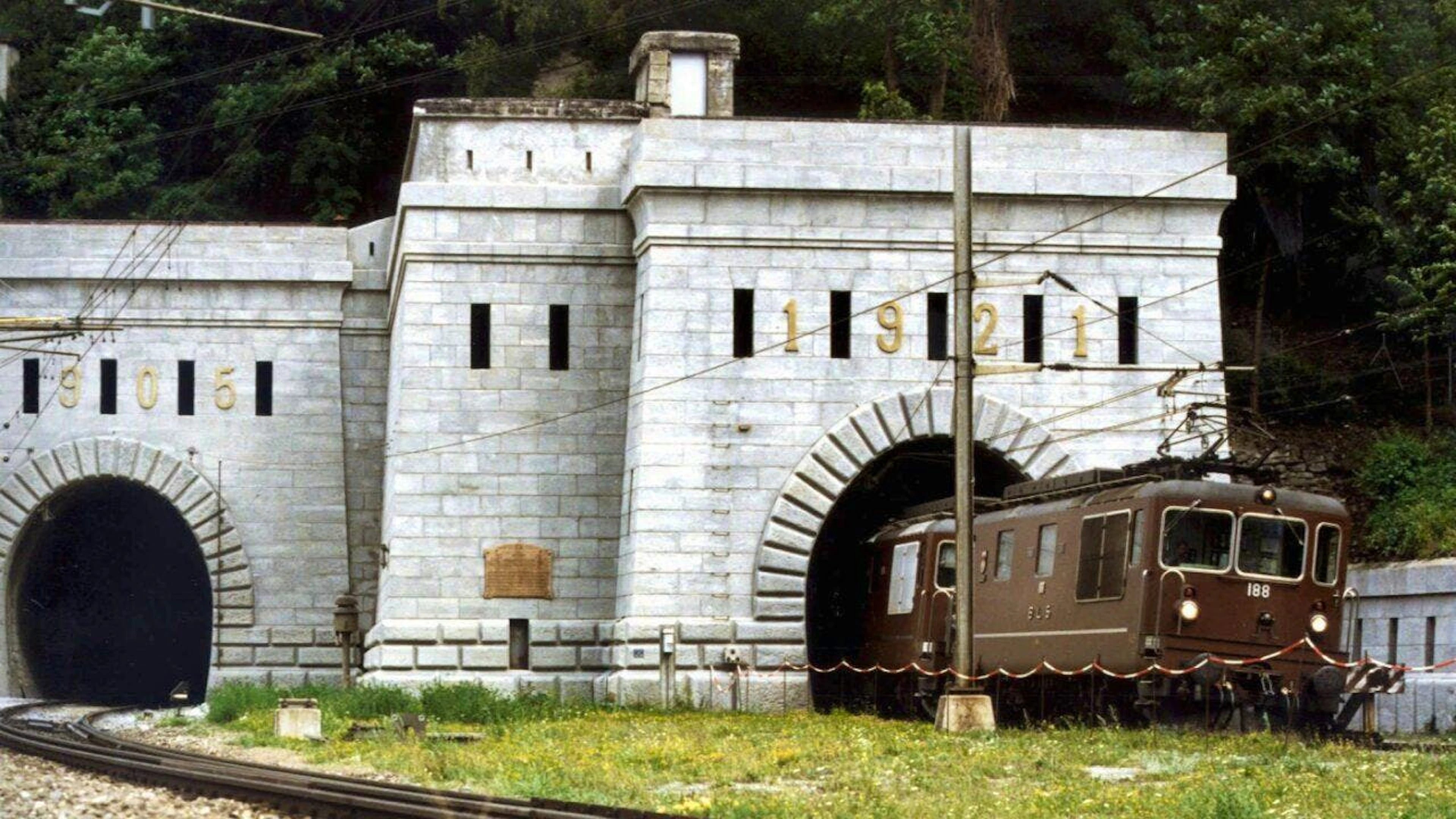 La linea ferroviaria del Sempione rimane chiusa