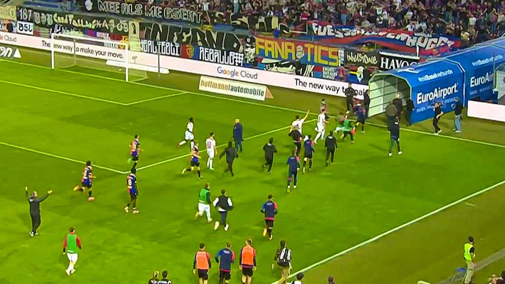 I giocatori del Basilea inseguono il portiere dello Stade Lausanne ...