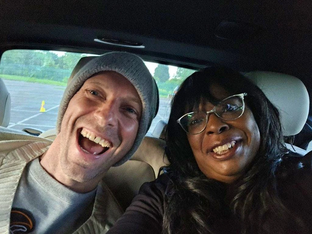 Chris Martin offre un passaggio a una fan con difficolta motorie: «Ha ...