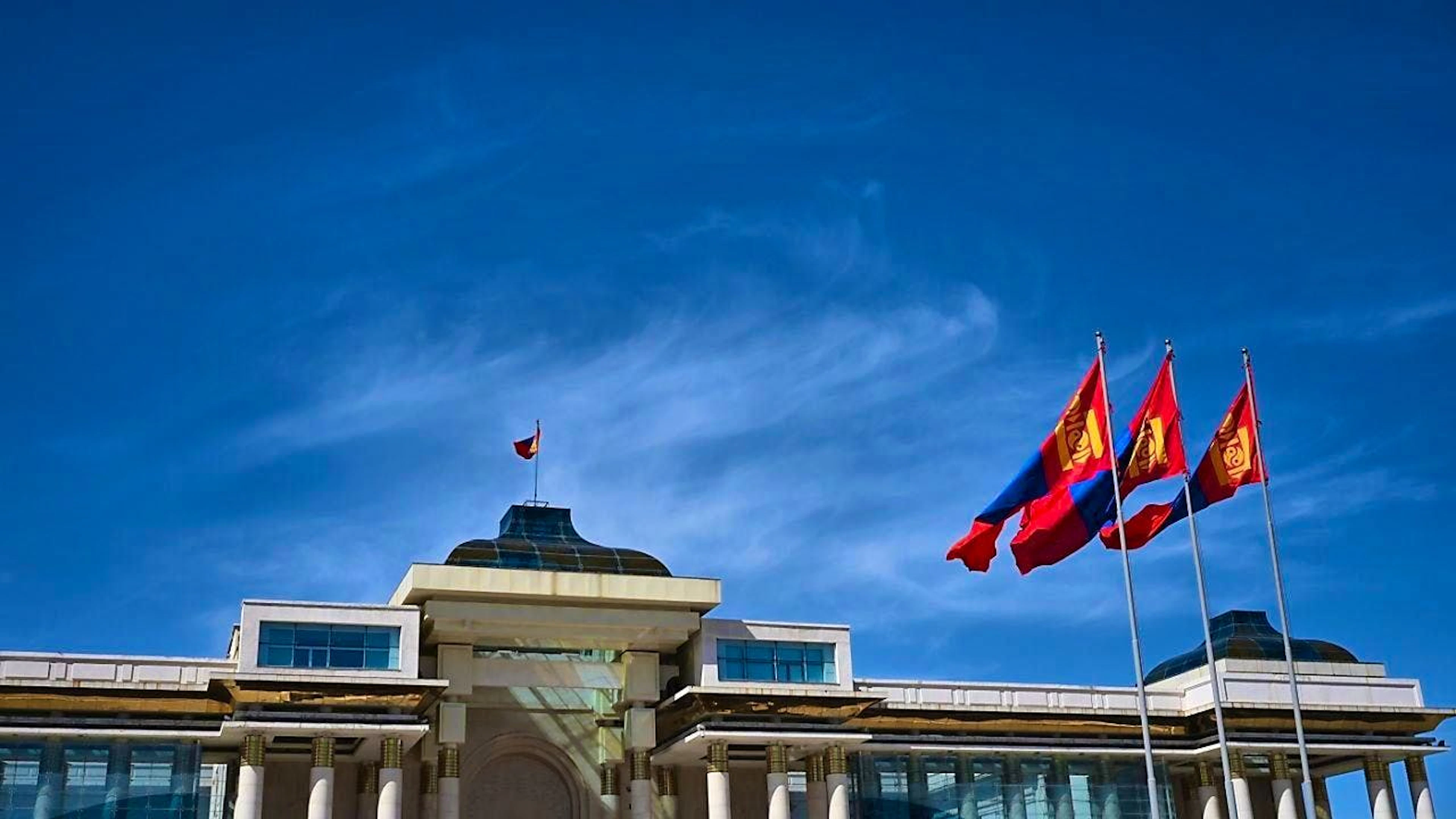 Mongolian People's Party wins election with a narrow majority