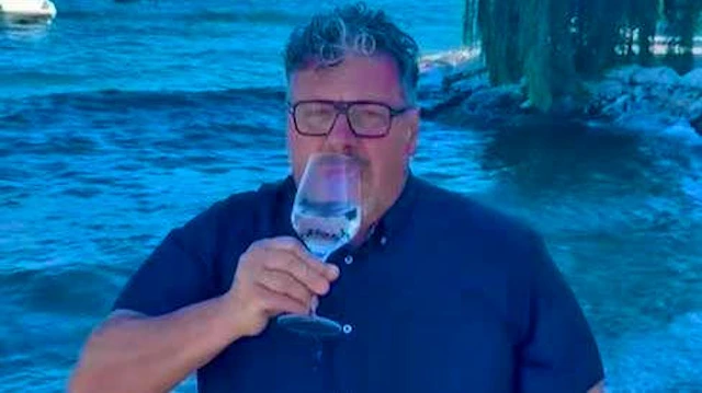 Mayor drinks water from Lake Garda after virus outbreak