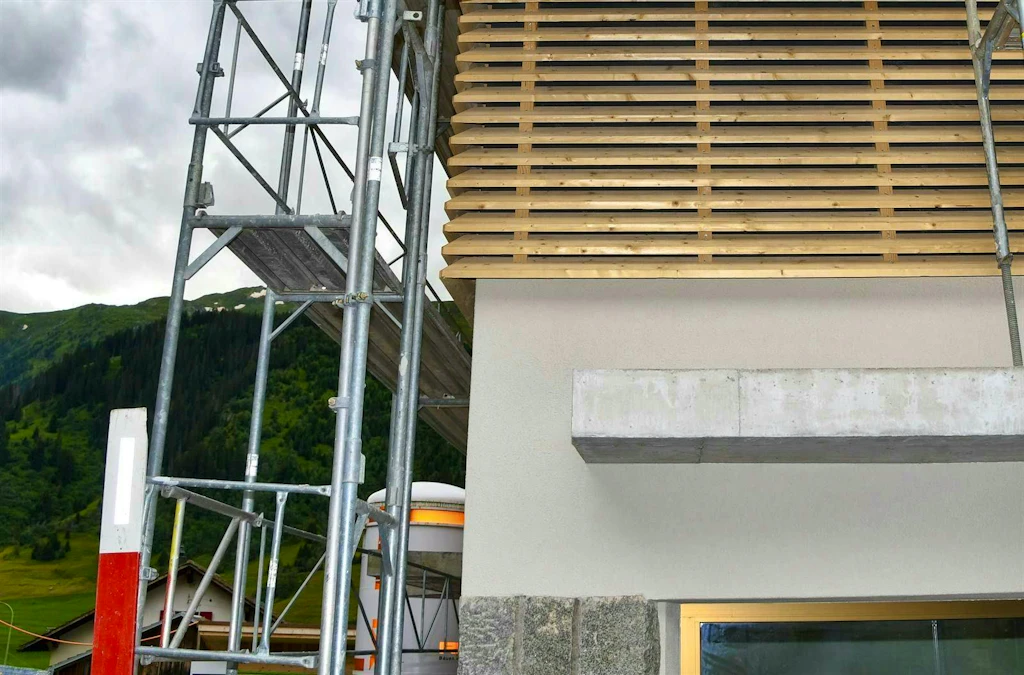 Plasterer falls from scaffolding - dead
