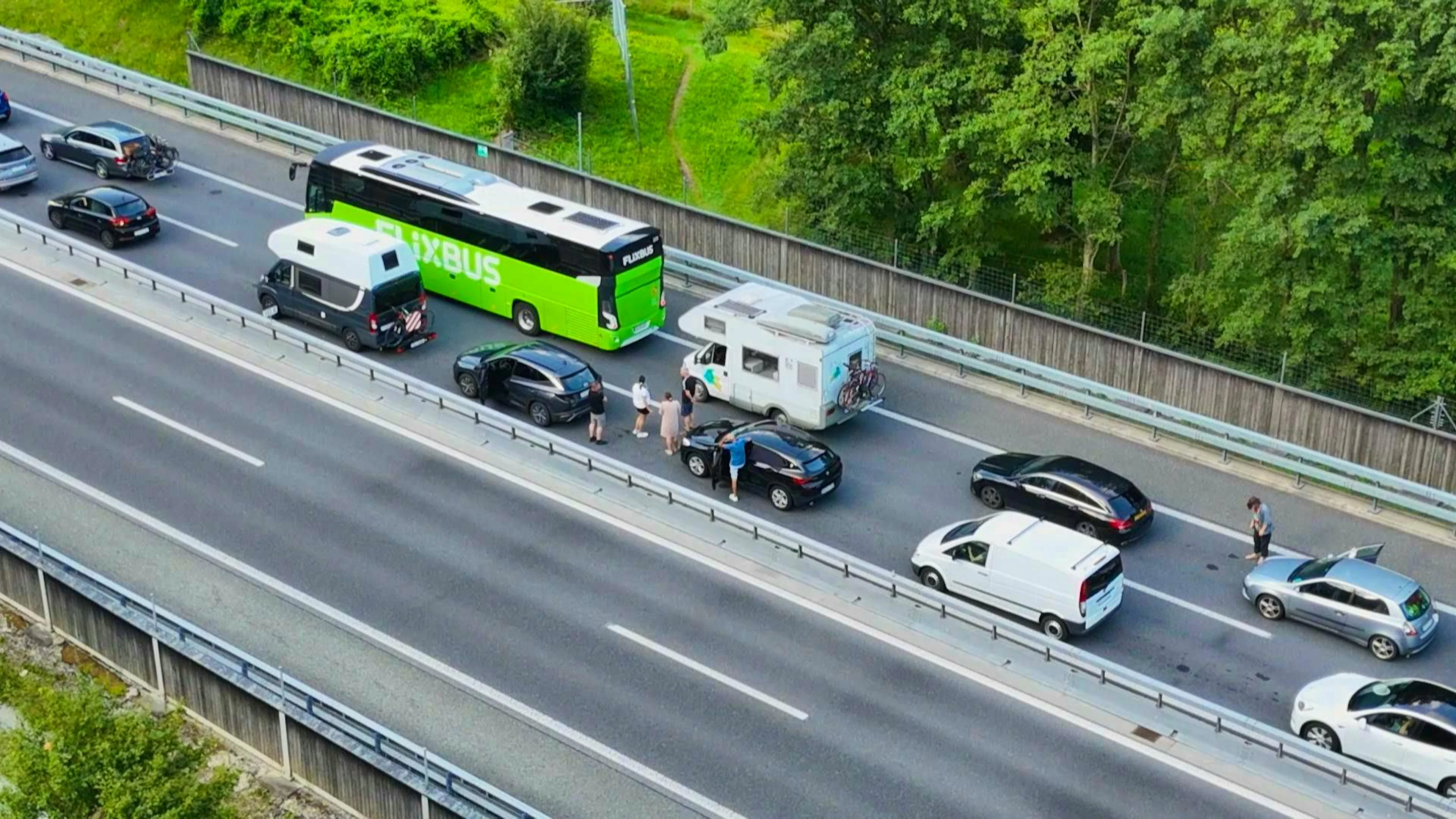 Already 14 kilometers of traffic jam at the Gotthard - broken-down ...