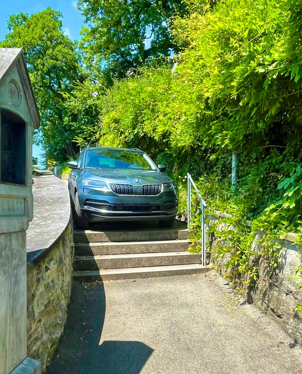 Senior citizen (76) drives down stairs in Lucerne and gets stuck