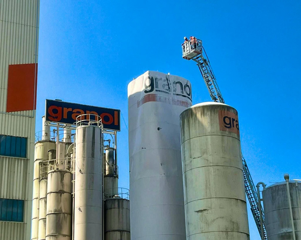 Raw material silo explodes - lid flies 70 meters