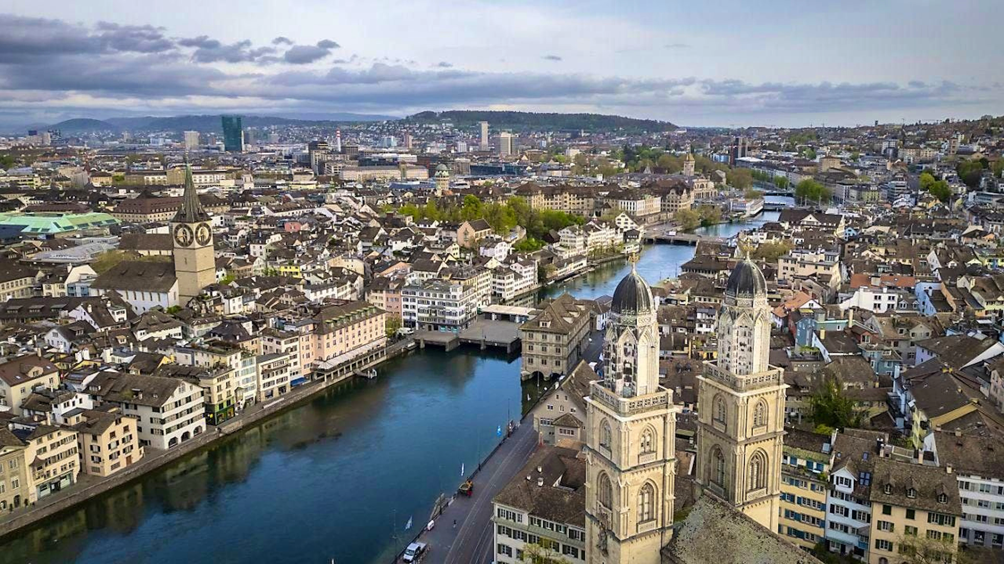 Unidentified man missing after jumping into the Limmat in Zurich
