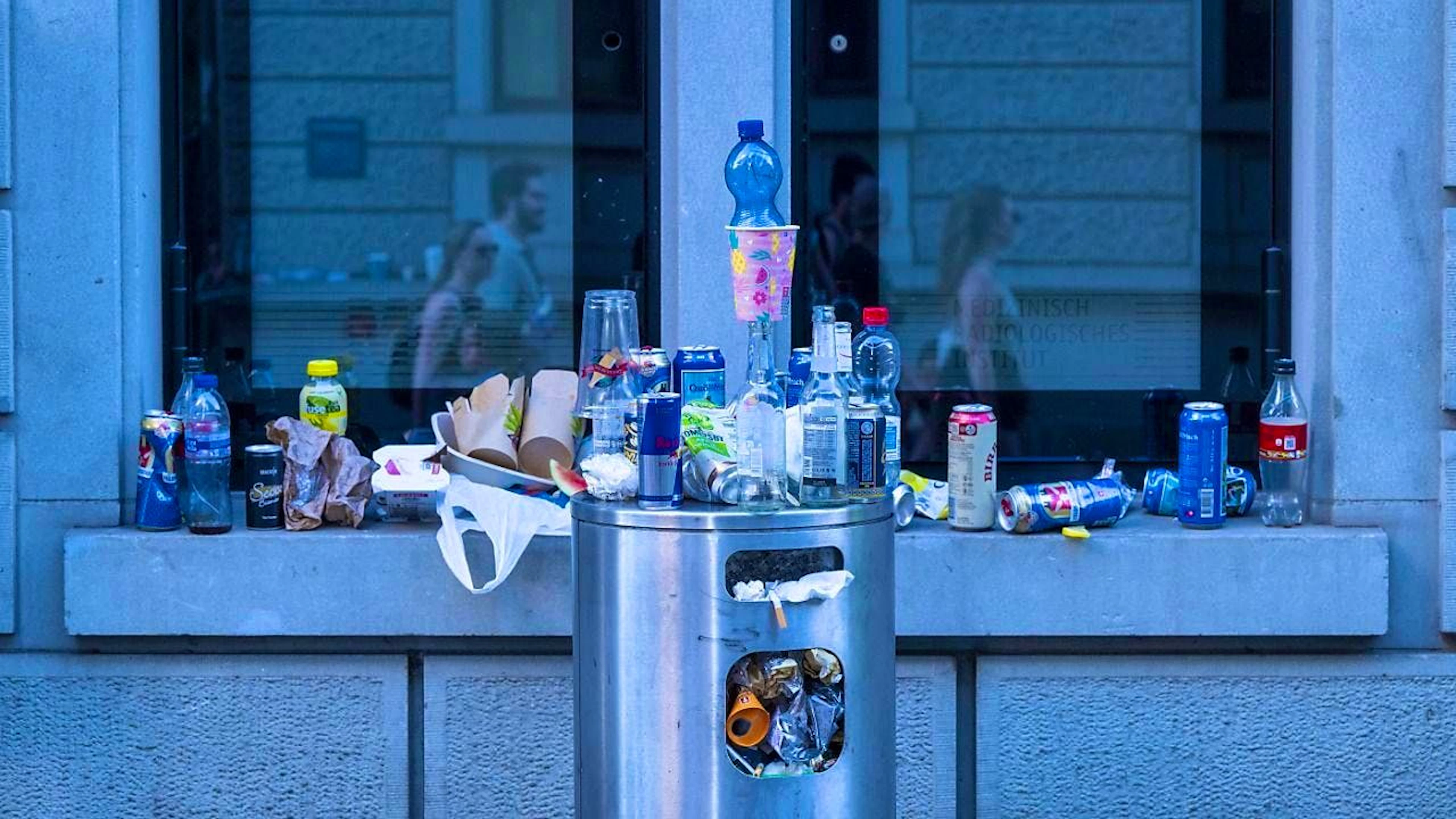 920,000 people dance at the Zurich Street Parade