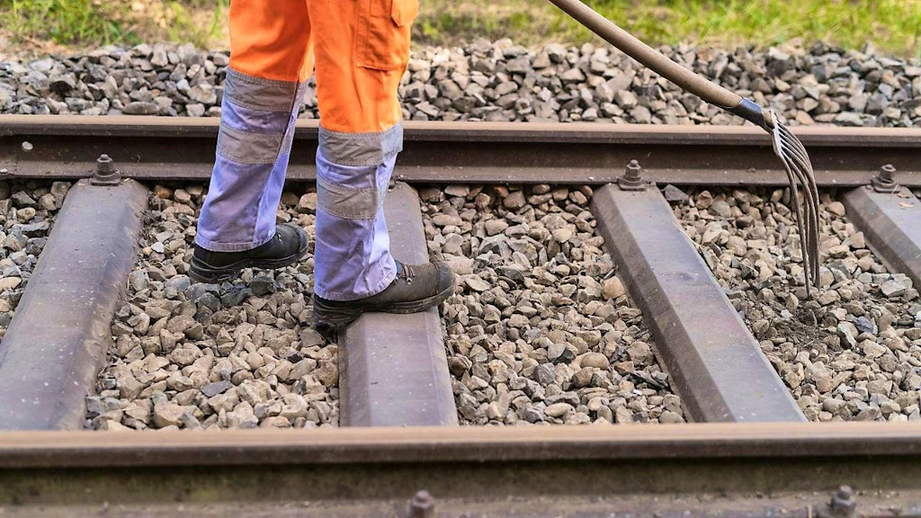 SBB track worker hit by express train - life-threatening injuries