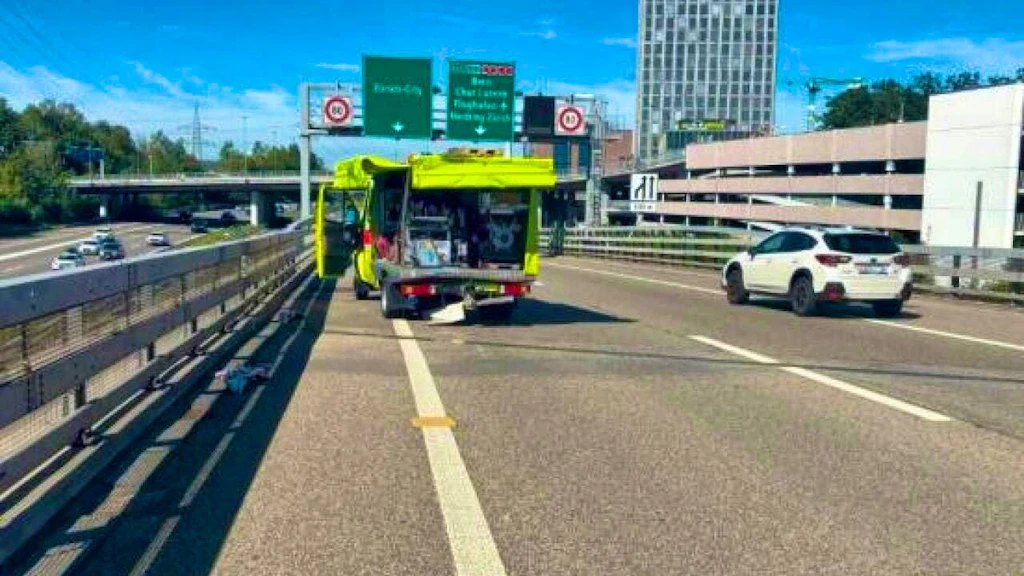 Motorcyclist crashes into a fire engine in Wallisellen