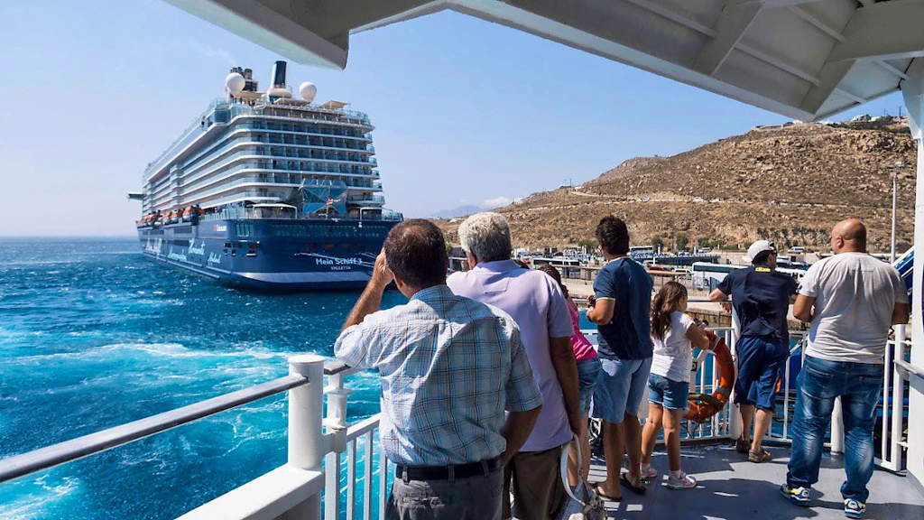 Grecia: tassa di 20 euro per i crocieristi a Mykonos e Santorini