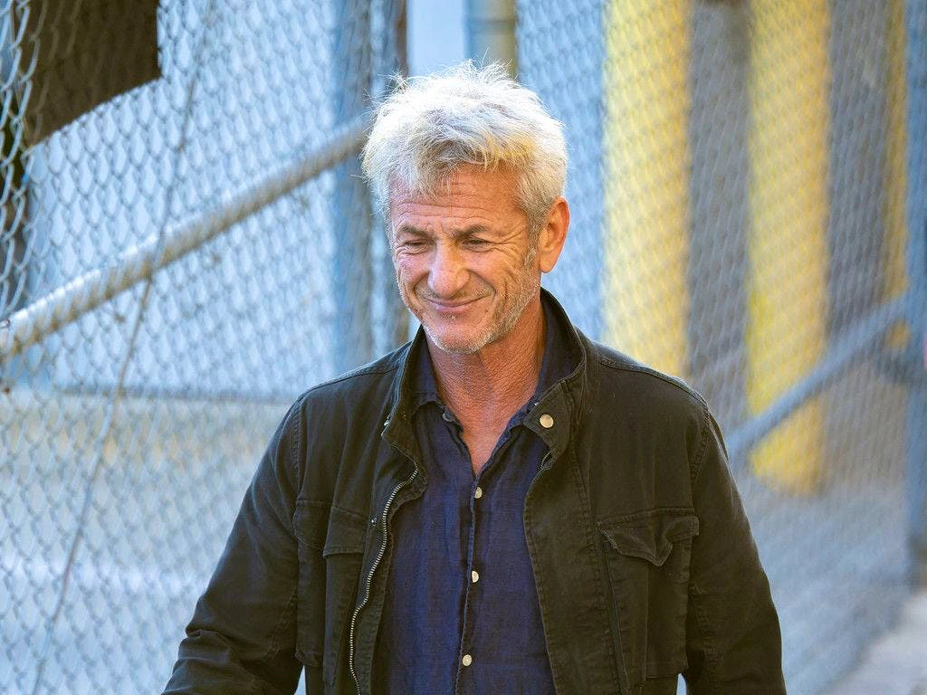 Sean Penn e la nuova giovane fidanzata: effusioni a Madrid
