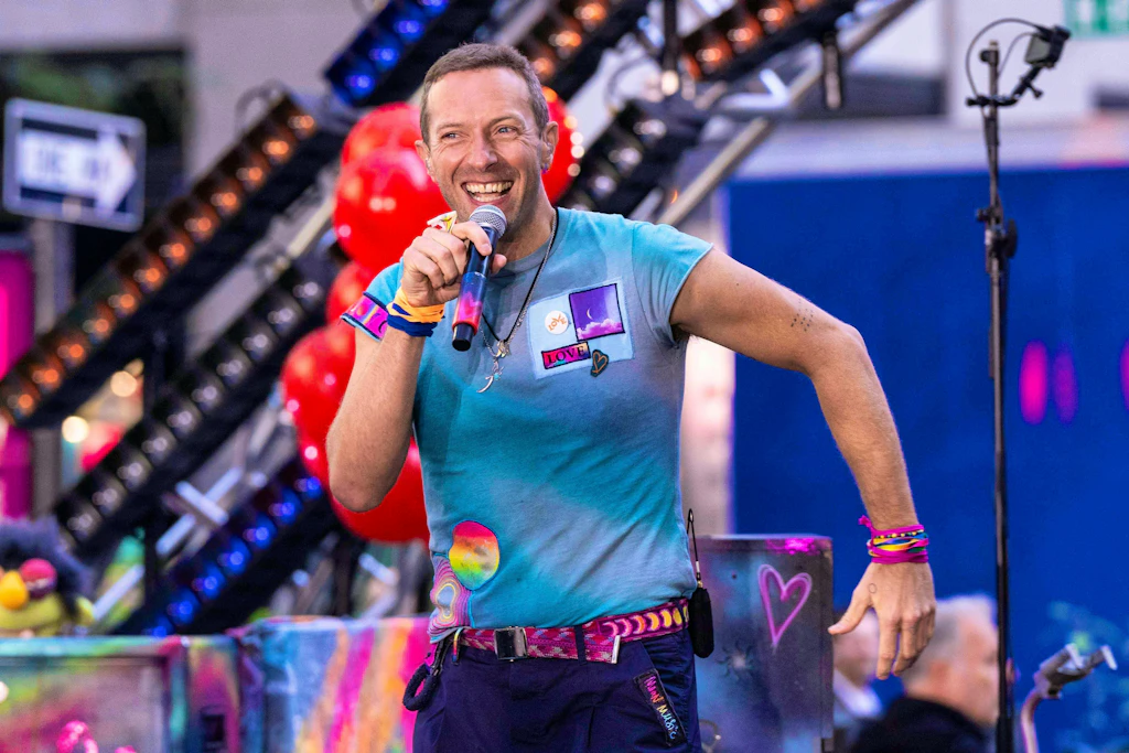 Il cantante dei Coldplay Chris Martin cade in una botola sul palco ...