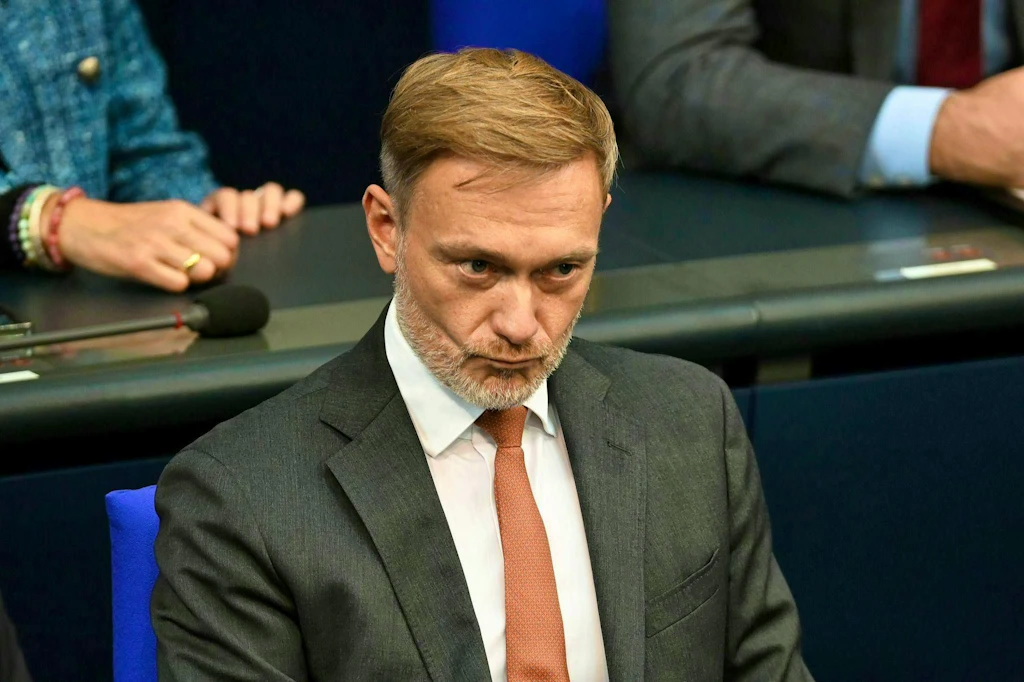 Traffic light coalition collapses +++ Chancellor Scholz dismisses ...
