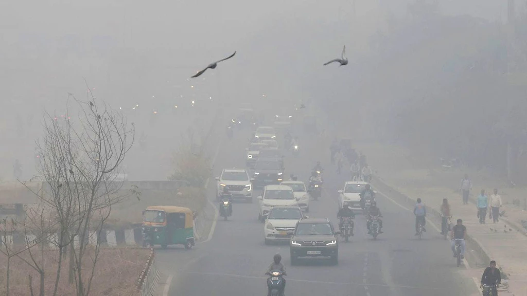 A Delhi zero visibilità per colpa della nebbia, è record di smog