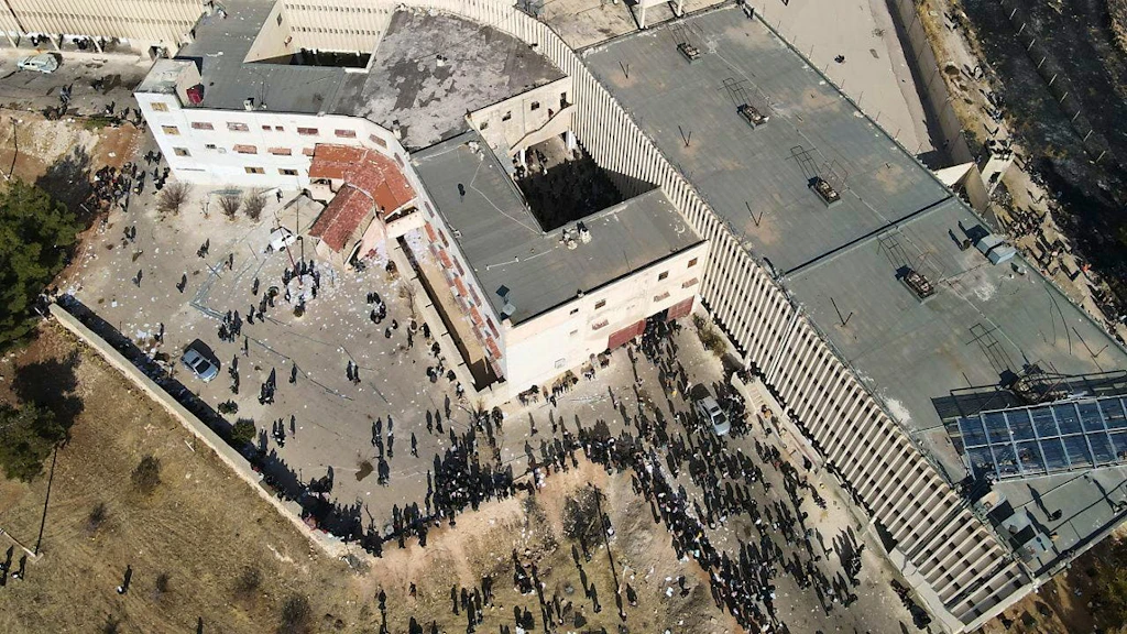 Migliaia di parenti dei detenuti davanti al carcere Sednaya