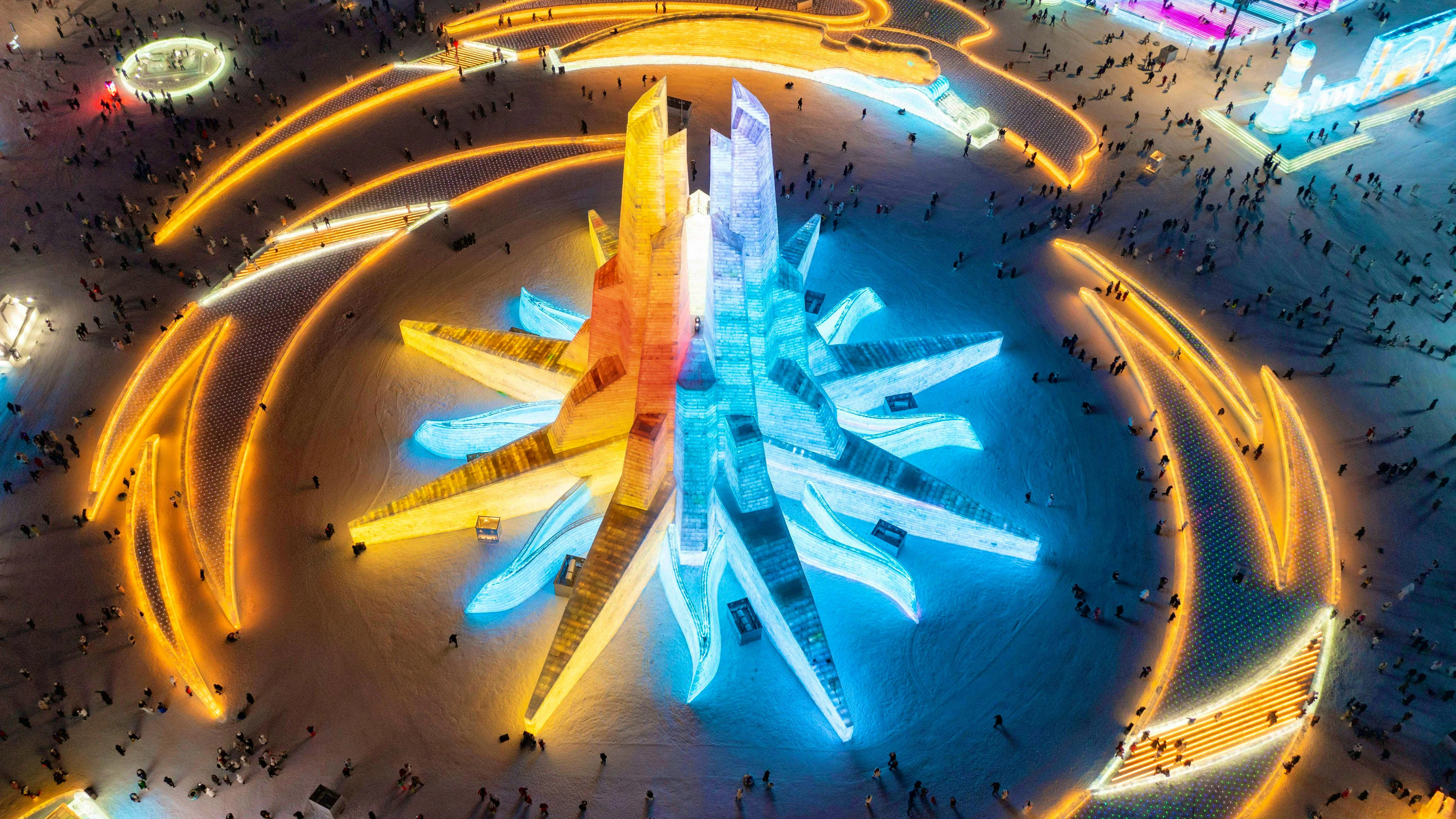 China builds the world's largest ice city
