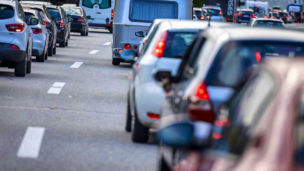 Ten kilometers of traffic jam in front of the Gotthard north portal