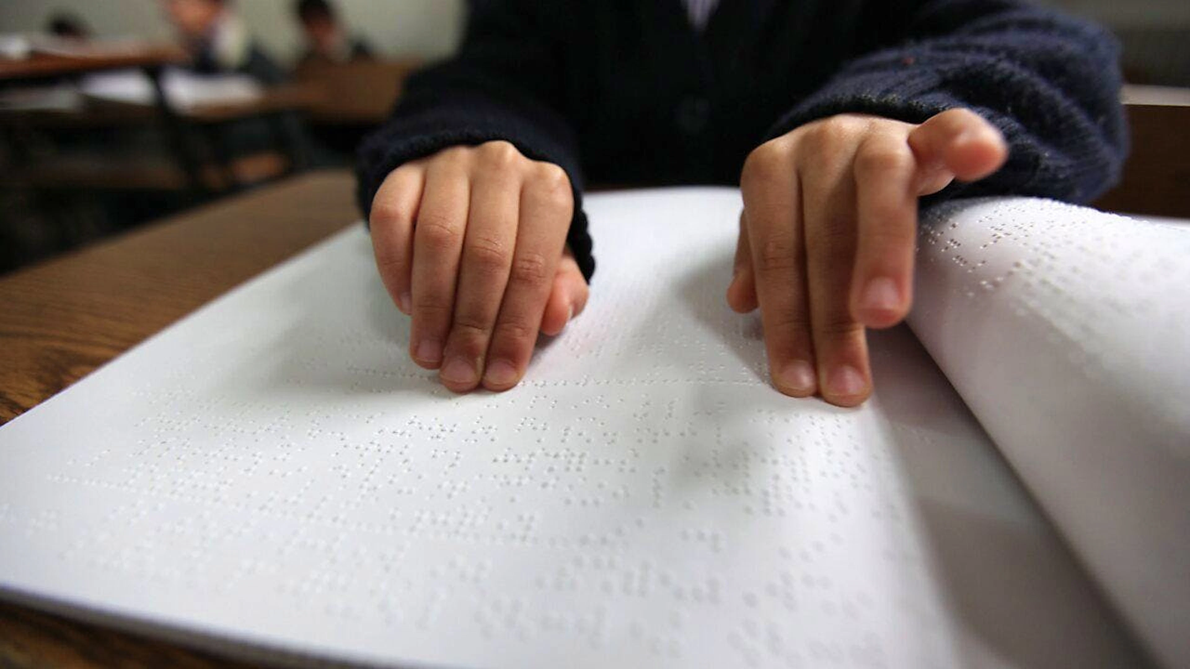 Oggi è la Giornata del codice Braille, da 200 anni fa leggere cechi