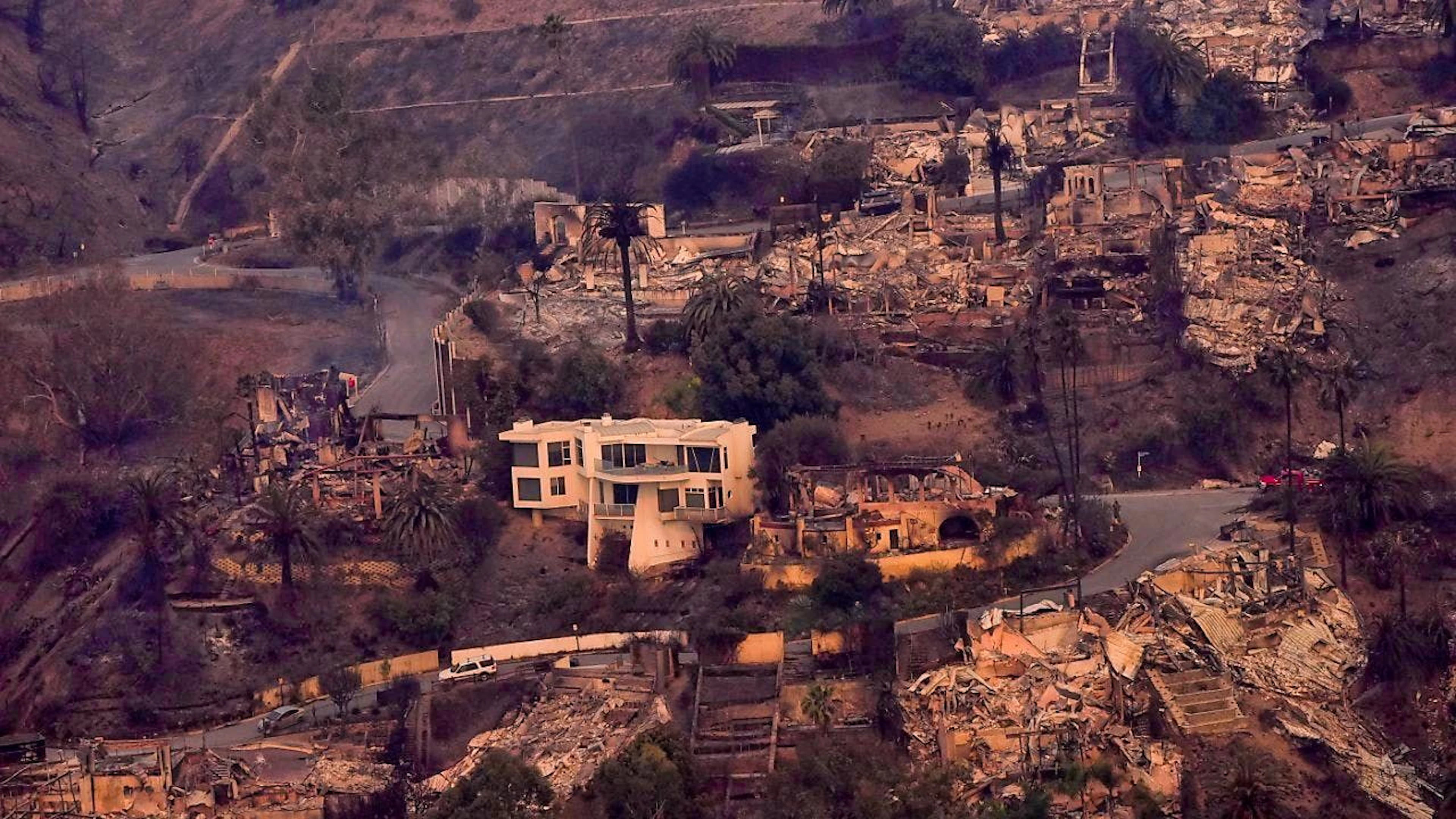 Authority: Number of victims of wildfires in USA rises to ten