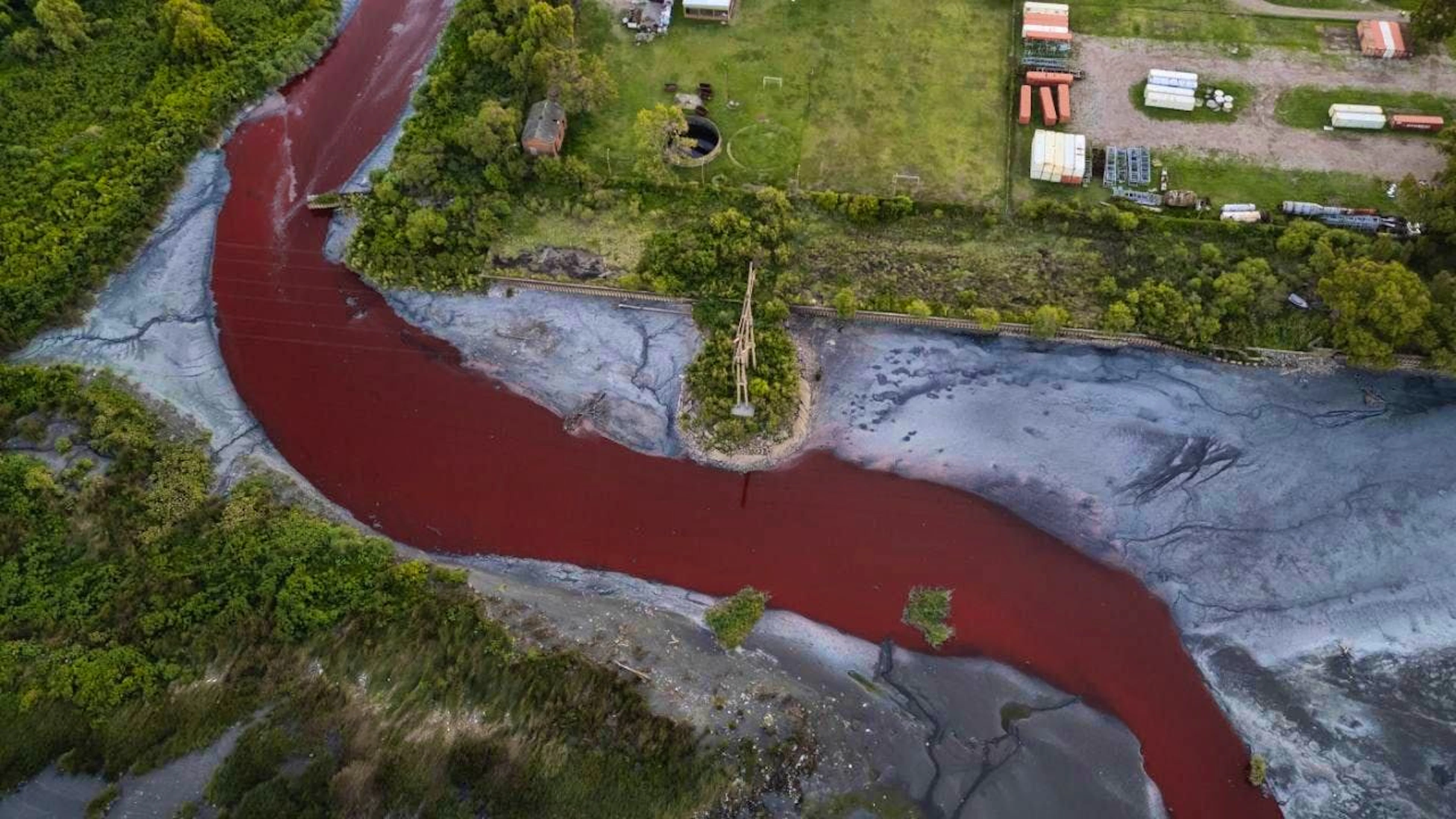 Blood-red river worries people in Argentina