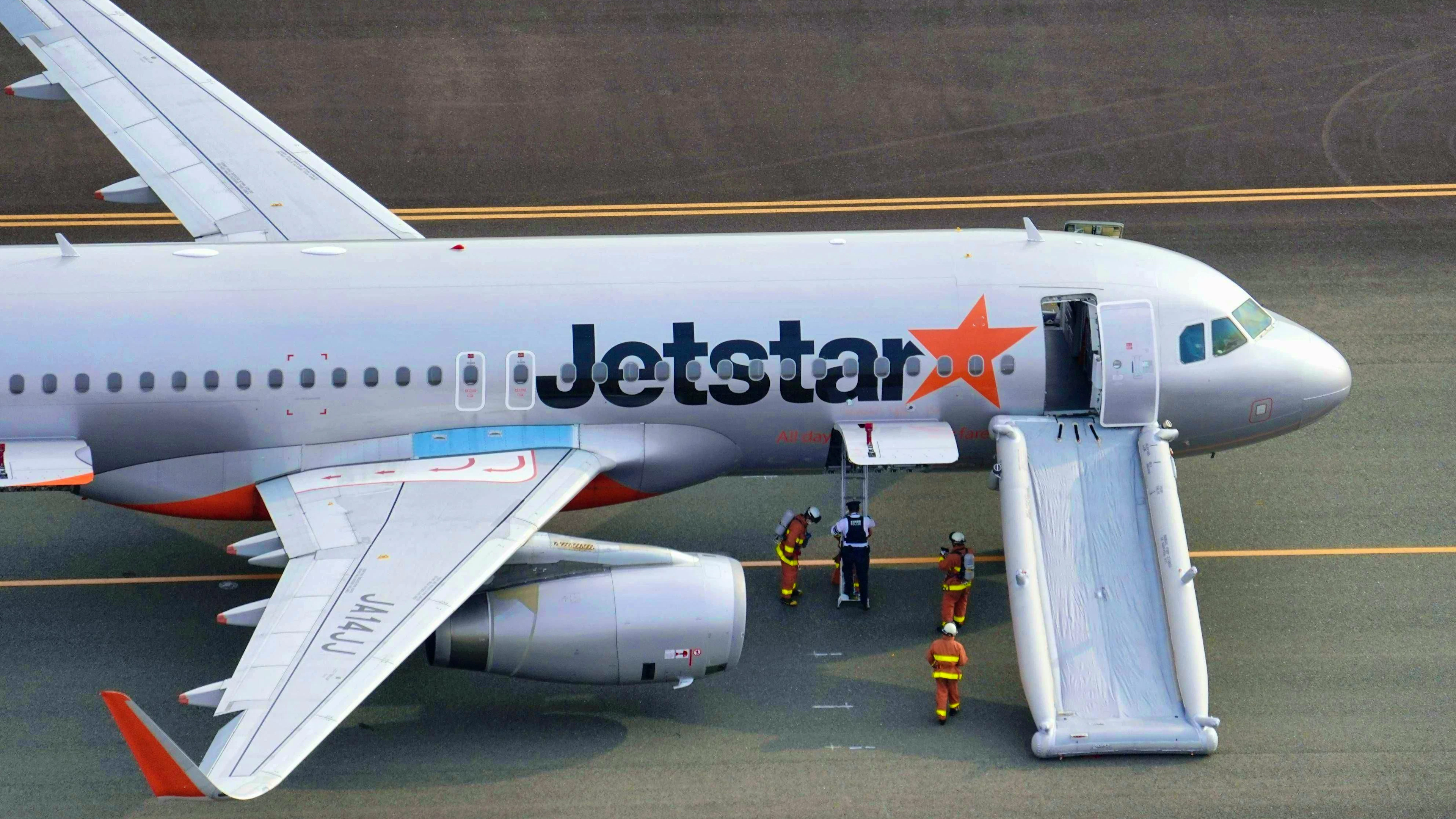 Adolescente riesce a salire a bordo di un aereo con una pistola carica