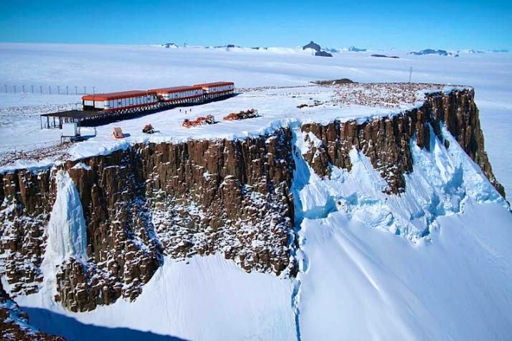 Researchers in Antarctica are stuck and turn on each other