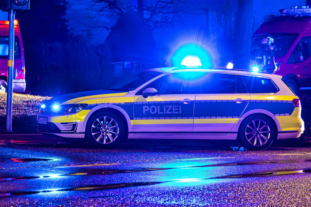Pensioner in motorhome rams into police - officer shoots at him