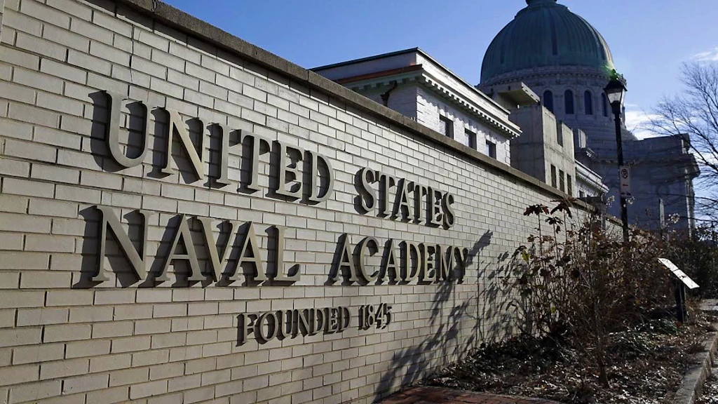 Il Pentagono ordina alla US Naval Academy la rimozione di 400 libri