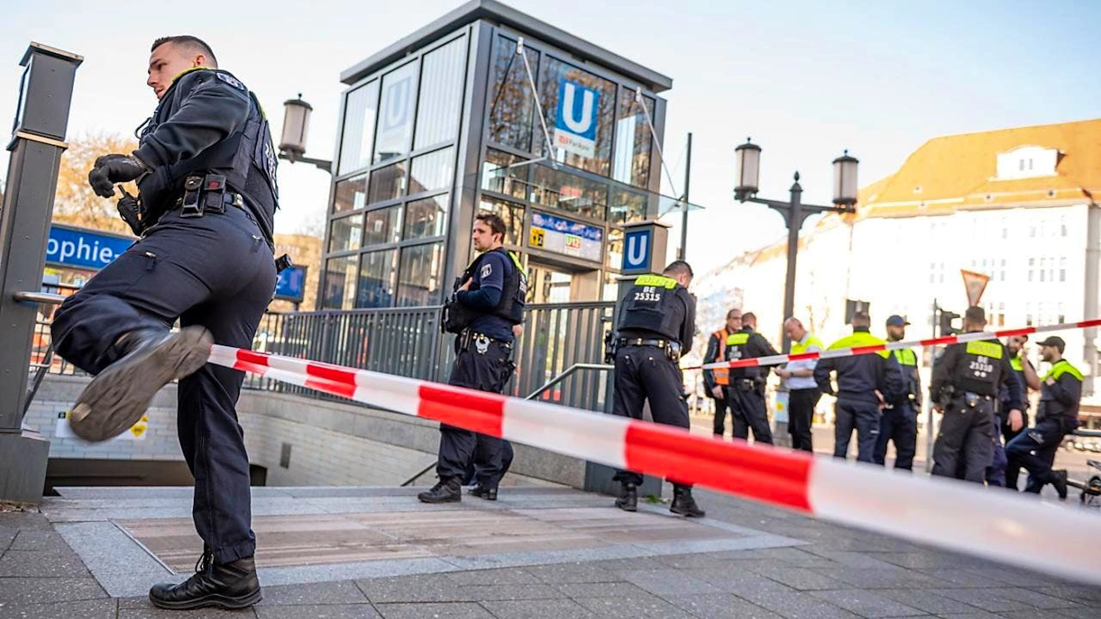 Berlin: Mann in U-Bahnhof erstochen – Polizei schiesst auf Angreifer