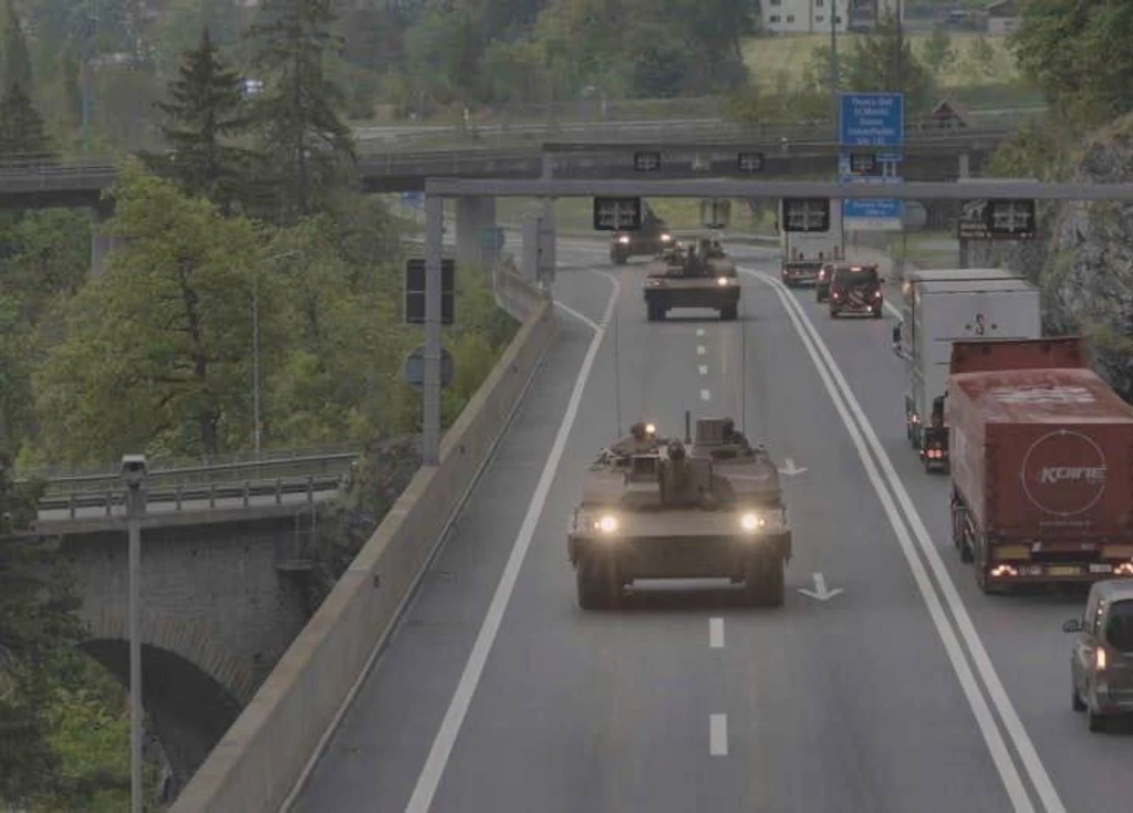 Carri armati francesi attraversano la Svizzera. Cosa sta succedendo?