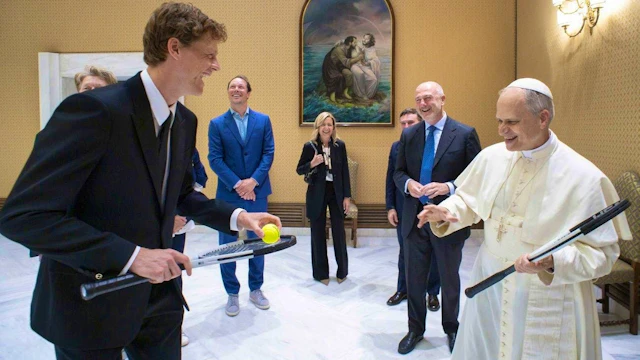 Tennis fan Pope Leo receives world number 1 Jannik Sinner