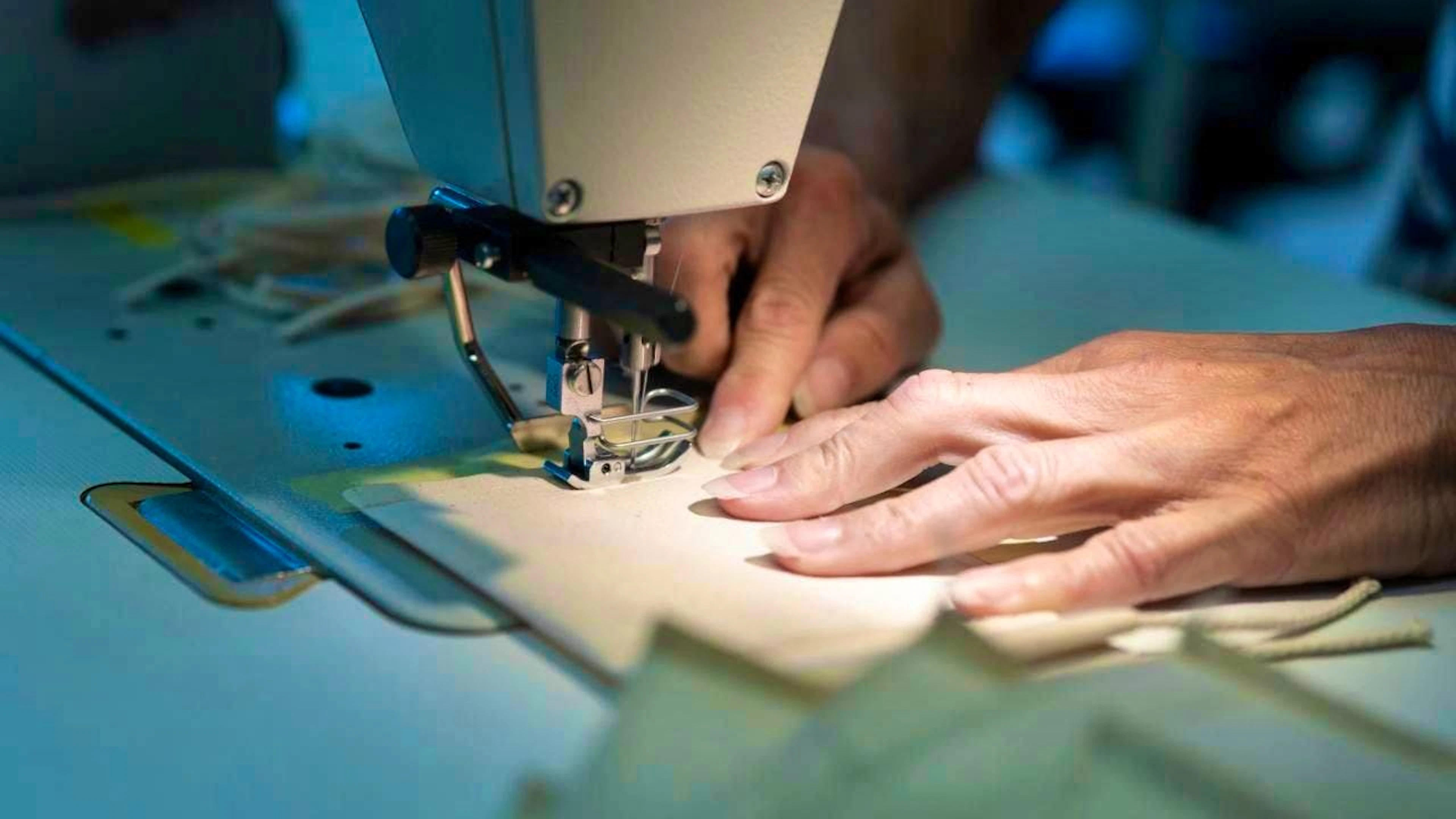 Women and foreigners drive labor market in the first quarter