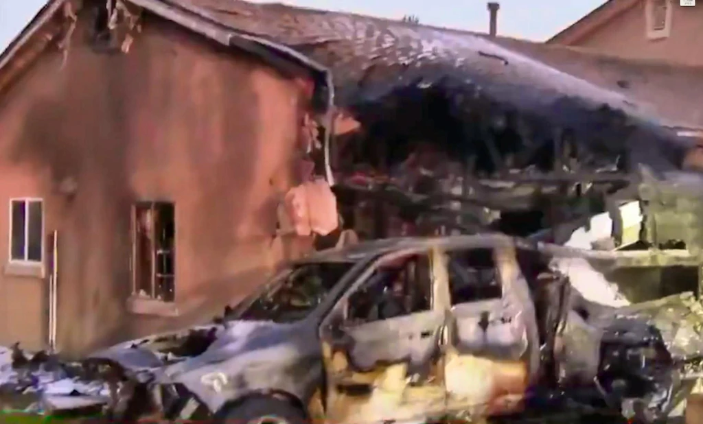 Small plane crashes into residential area - 15 houses on fire