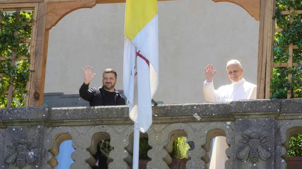 Il Papa e Zelensky si affacciano dal balcone di Castel Gandolfo