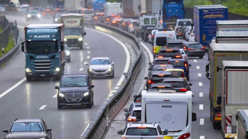 17 kilometers of traffic jam in front of the Gotthard - almost three ...