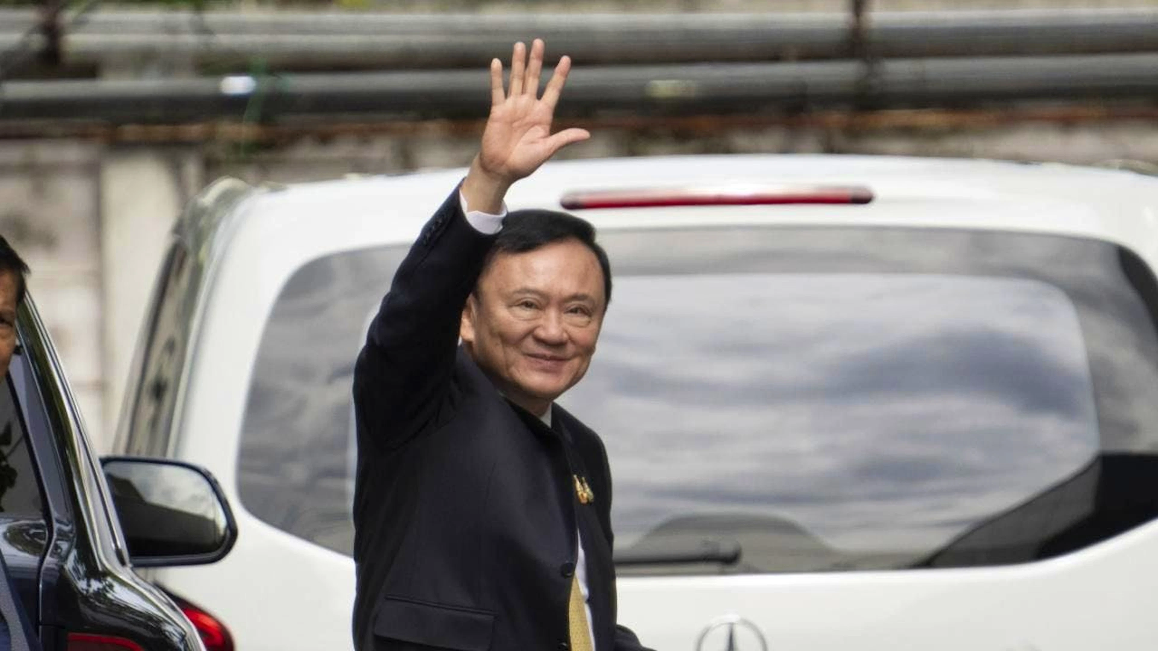 L'ex premier Thaksin Shinawatra assolto dall'accusa di lesa maestà