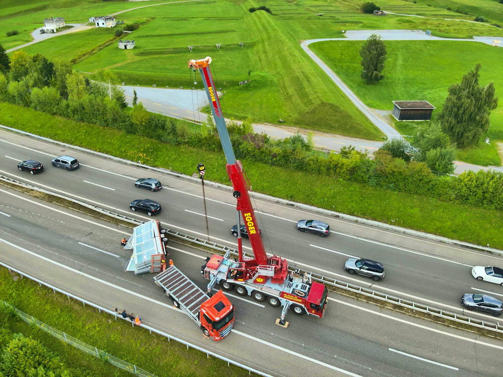 Gawking, cheating, abusing the emergency lane - traffic jams on the A1 ...