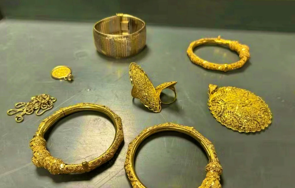 Swiss woman (18) caught by customs with 14,000 euros worth of gold ...