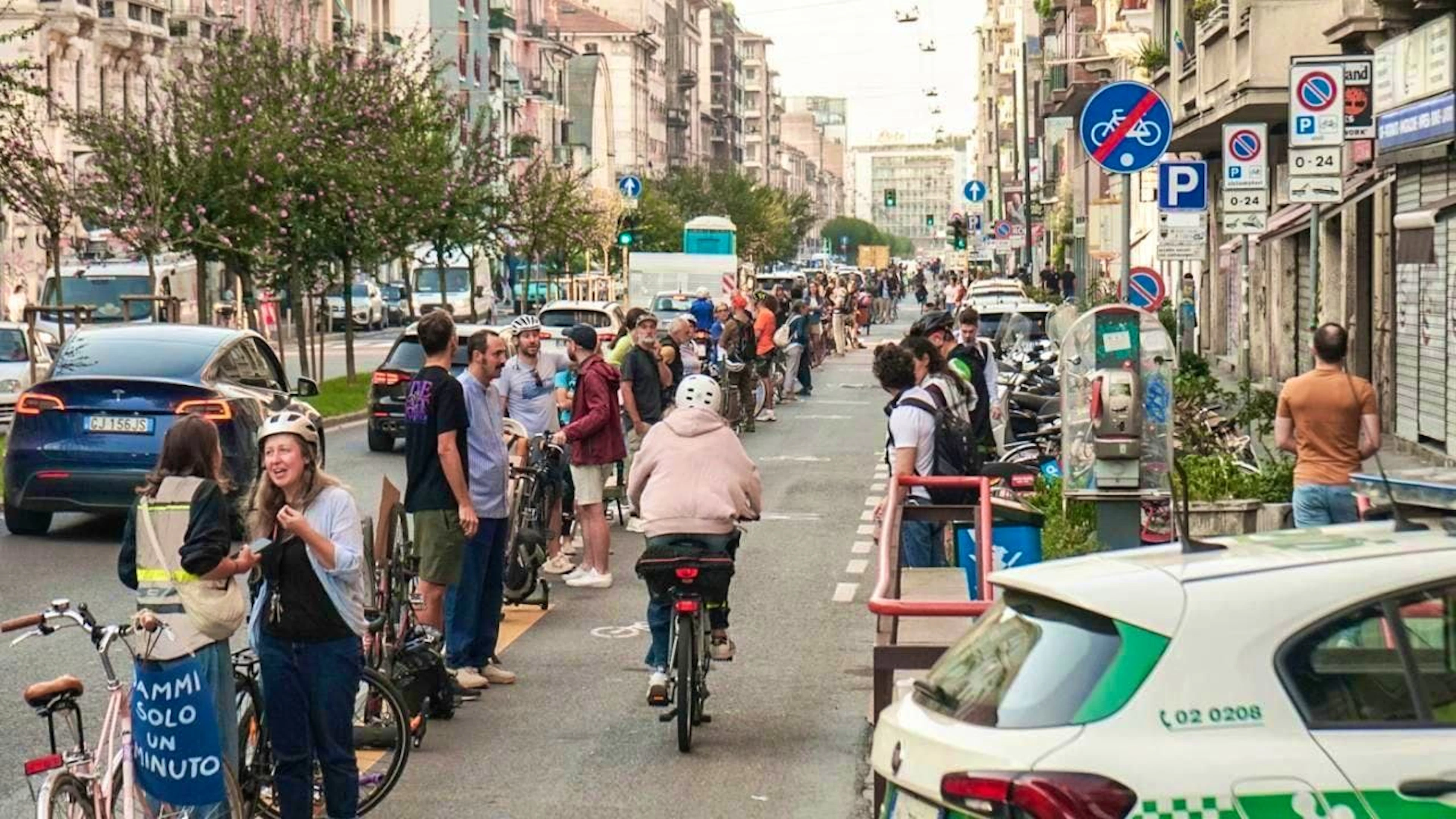 Human chain against blocked cycle paths in Milan