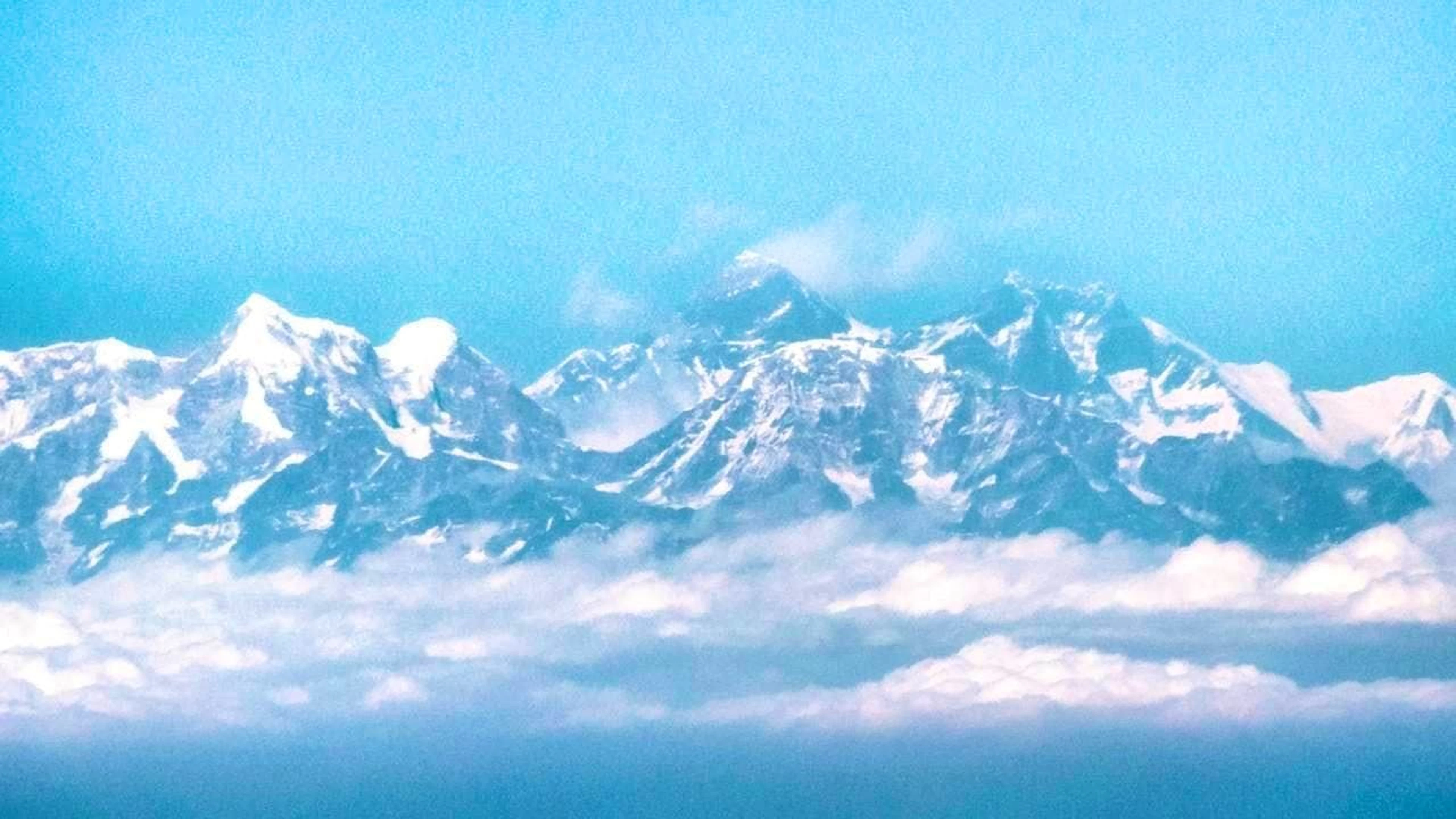 Reports: Almost 1,000 people stranded on Mount Everest