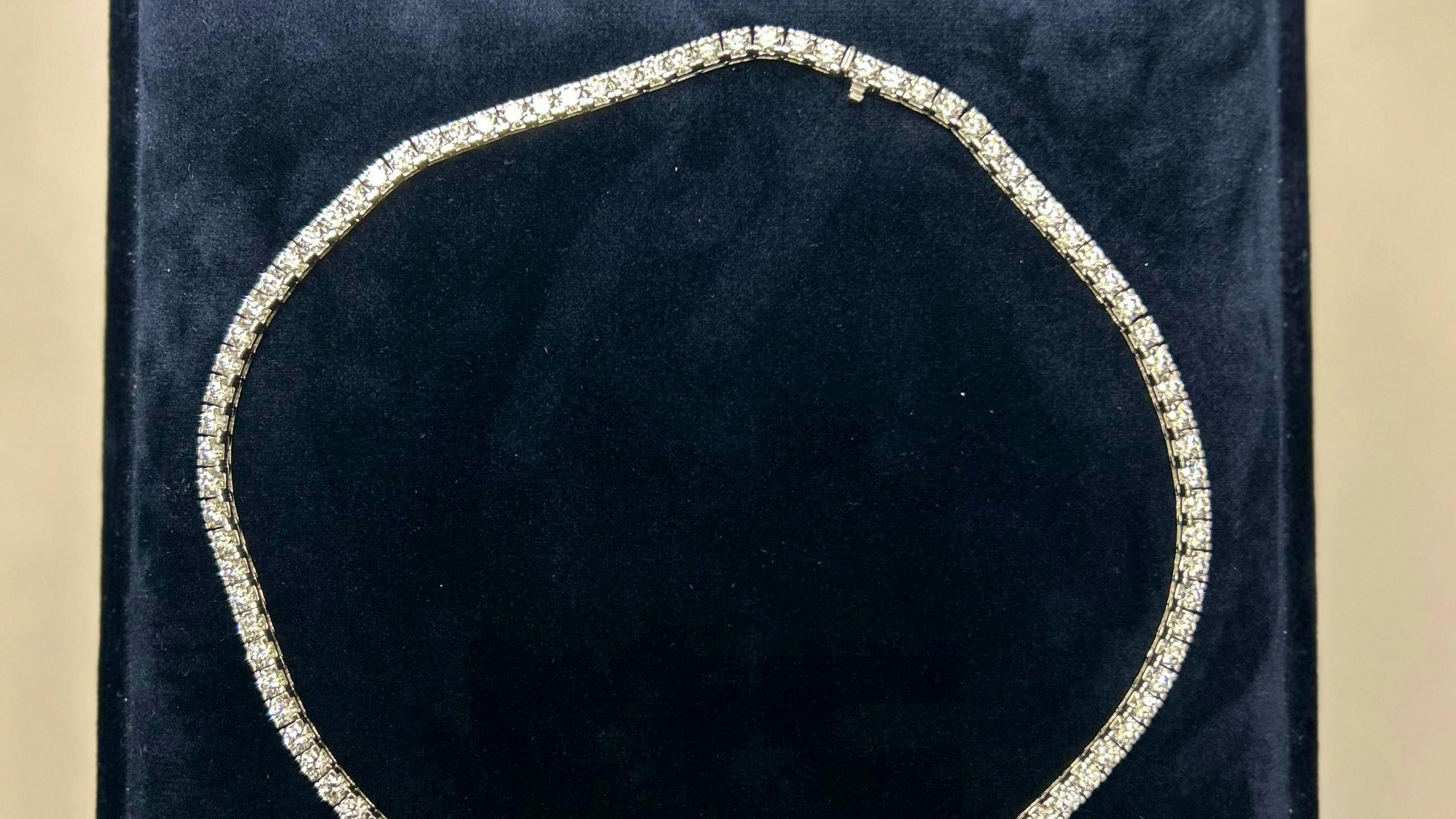 Sequestrato in dogana un collier di diamanti dal valore di 80'000 franchi