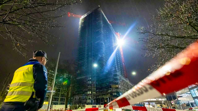 Scaffolding on high-rise building in Zurich-Oerlikon threatens to collapse