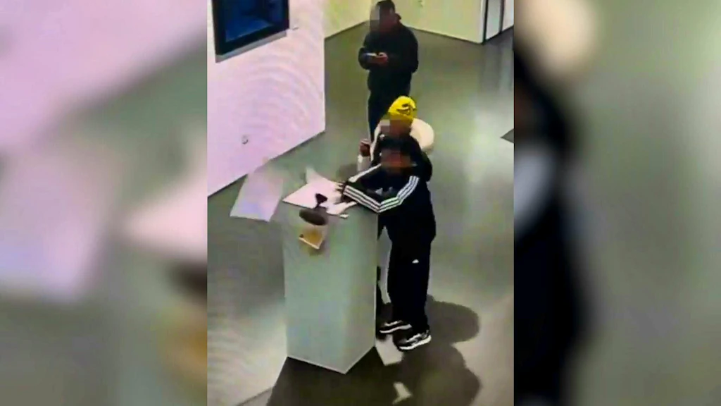 Boy damages golden crown in Beijing museum