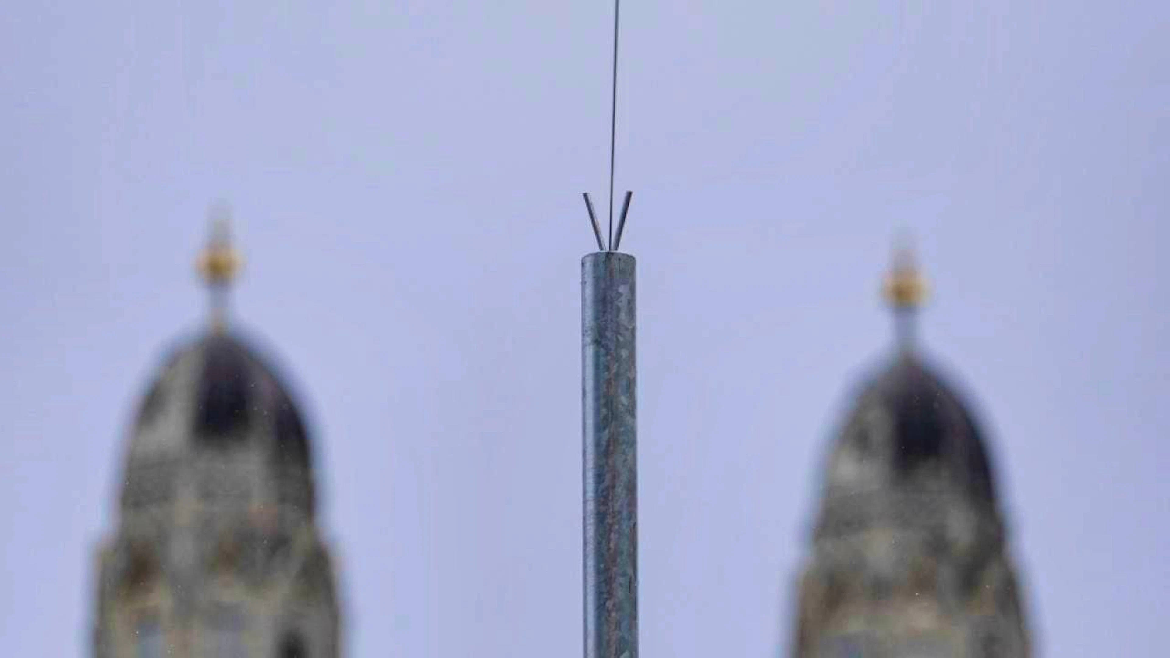 Nylon threads through the city loosen Jewish Sabbath rules