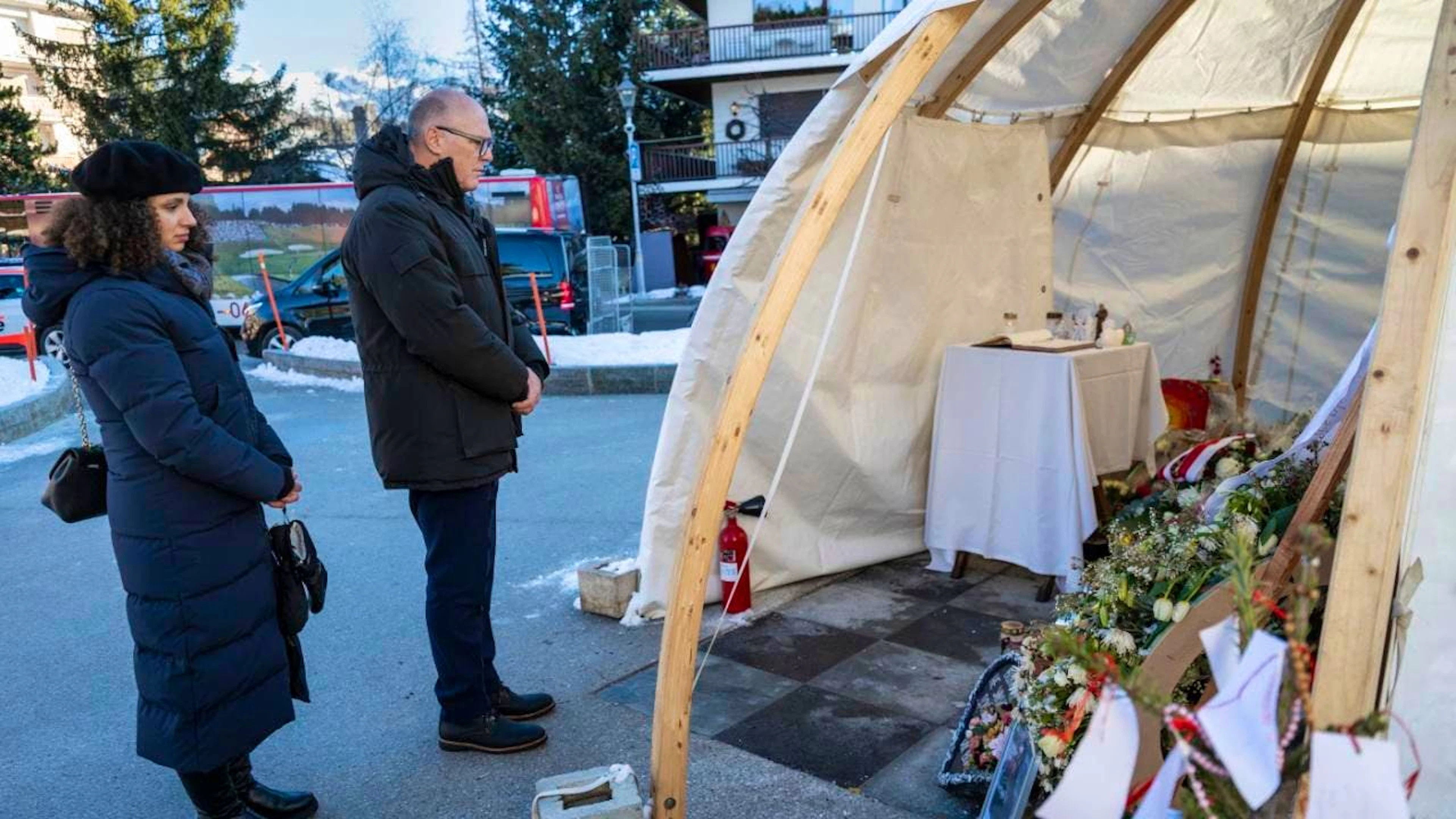 Crans-Montana, Martin Pfister rende omaggio alle vittime della tragedia